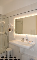 Quarto casal superior, 1 cama Queen (1,60 - 1,80 m) | Pia do banheiro