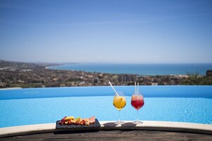 Piscina externa sazonal, espreguiçadeiras