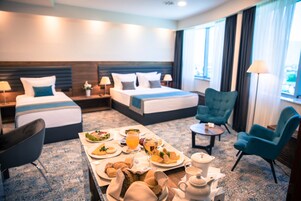 Quarto Triplo Premium | Camas de colchão Select Comfort, minibar, cofre no quarto, secretária 