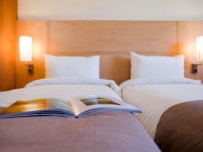 Quarto, 2 camas individuais | Roupa de alta qualidade, minibar, cofre no quarto, secretária