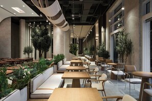 6 restaurantes, que servem almoços, jantares, também cozinha belga 