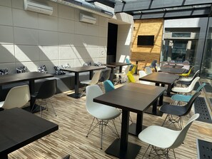 Café da manhã com buffet grátis todos os dias