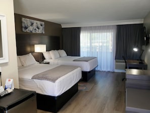 Quarto Standard, 2 camas queen-size, não fumadores, varanda | Camas de colchão pillowtop, secretária, cortinas/cortinados opacos