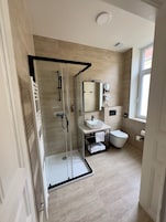 Quarto Duplo Comfort | Casa de banho | Um polibã, um secador de cabelo, chinelos, toalhas fornecidas