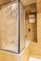 Apartamento superior, 1 cama King e sofá-cama, para não fumantes, vista para a cidade | Banheiro | Toalhas de banho 