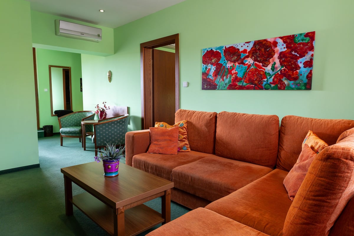 Apartamento superior, 1 cama King e sofá-cama, para não fumantes, vista para a cidade | 2 quartos, camas Select Comfort, cofres nos quartos, escrivaninha