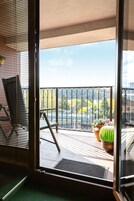 Apartamento superior, 1 cama King e sofá-cama, para não fumantes, vista para a cidade | Vista do quarto