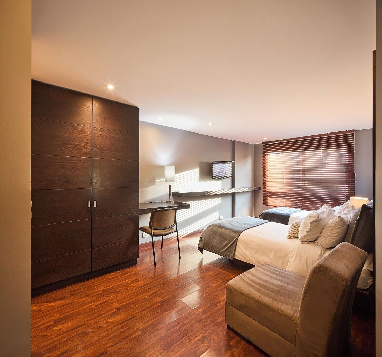 Roupas de cama premium, cofres nos quartos, escrivaninha