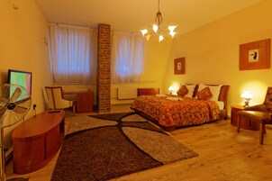 Quarto Duplo de Luxo | 1 quarto, minibar, cofre no quarto, camas desdobráveis 
