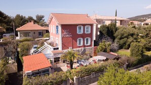 Um edifício vermelho com uma placa que diz 'Hotel Villa Florida'.