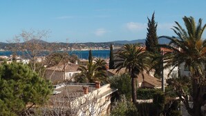 Uma cidade costeira com arquitetura mediterrânea, incluindo telhados de terracota e paredes caiadas a cal.