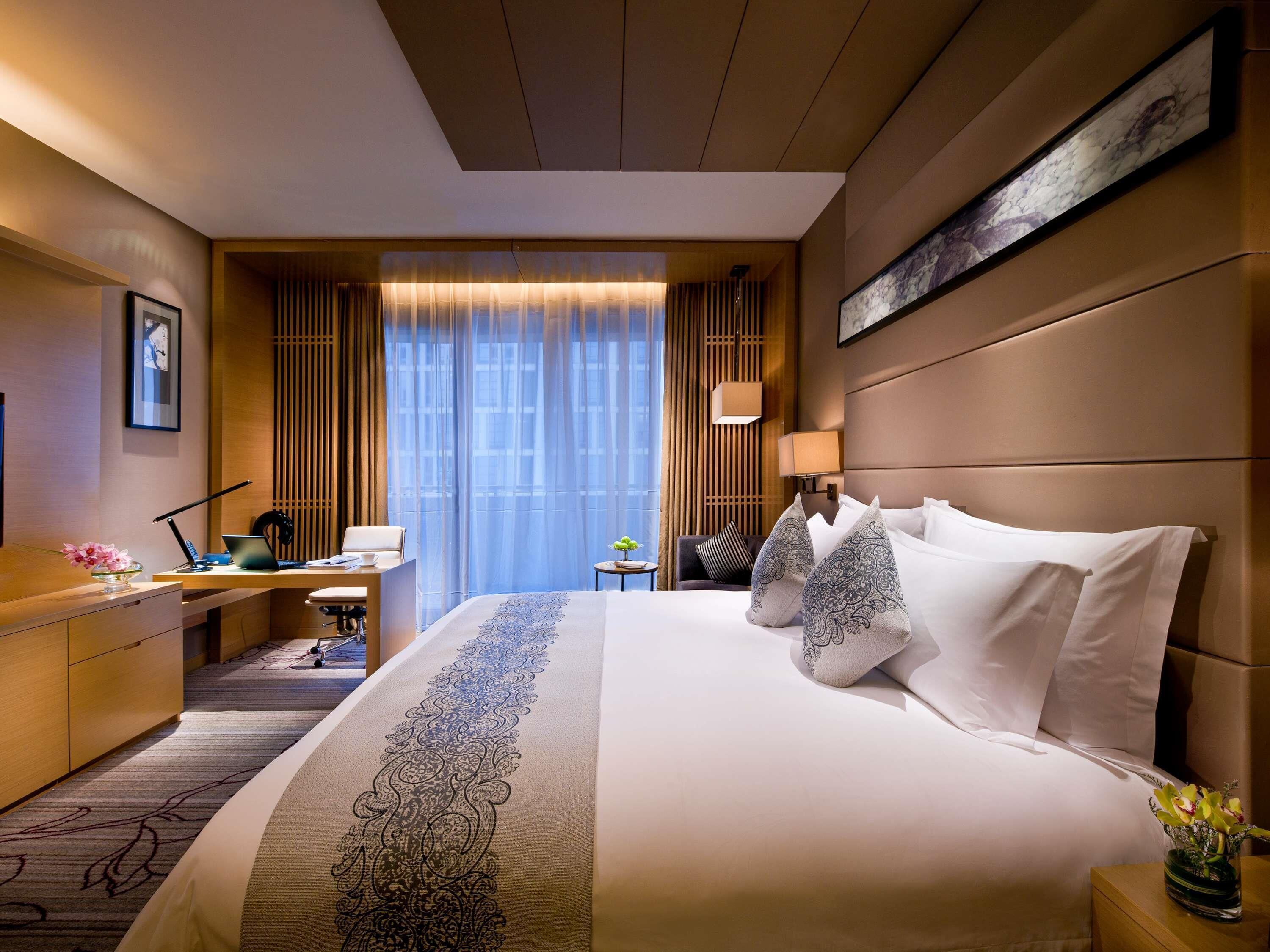 Quarto Deluxe, 2 camas individuais, varanda | Edredões de penas, minibar, cofre no quarto, secretária 