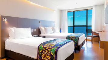 Quarto triplo luxo | Frigobar, cofres nos quartos, escrivaninha