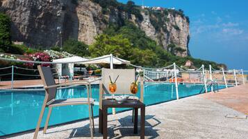 Piscina externa sazonal, guarda-sóis, espreguiçadeiras