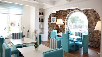 Café da manhã com buffet grátis todos os dias