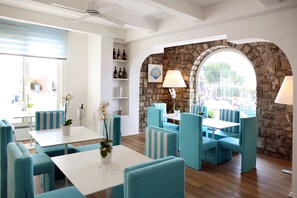 Pequeno-almoço tipo buffet diário incluído 