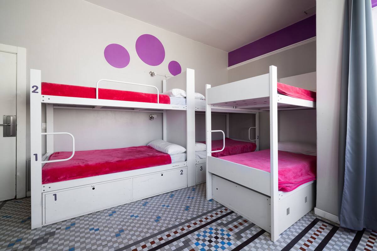 Quarto de dormitório com beliches, numerados de 1 a 3, e um padrão de piso xadrez.