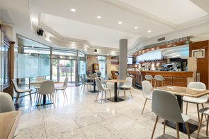 Café da manhã com buffet diário (EUR 7 por pessoa) 