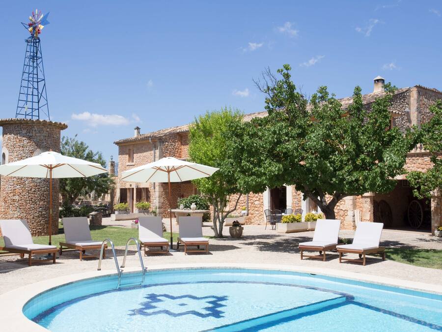 Piscina externa, espreguiçadeiras