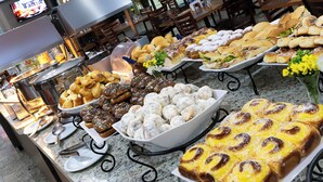 Um buffet com diversos doces e sobremesas.