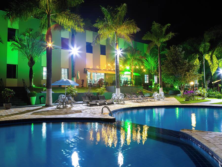 Piscina externa, espreguiçadeiras