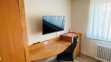 Quarto Triplo | Roupa hipoalergénica, cofre no quarto, secretária