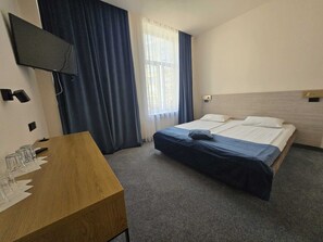 Quarto Triplo Deluxe | Minibar, cofre no quarto, secretária, quartos insonorizados