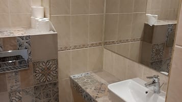 Frigobar, cofres nos quartos, escrivaninha, quartos à prova de som