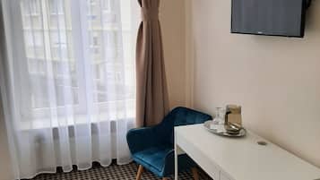 Frigobar, cofres nos quartos, escrivaninha, quartos à prova de som