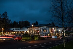 Fachada do alojamento (tarde/noite)