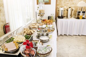 Pequeno-almoço tipo buffet diário mediante uma taxa