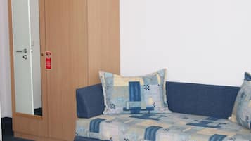 Cofre no quarto, secretária, quartos insonorizados, camas desdobráveis