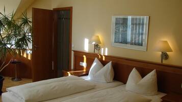 Roupa hipoalergénica, cofre no quarto, secretária