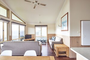 Vila, vista para o oceano | Área de estar | TV de tela plana 42 polegadas com canais via satélite