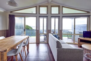 Vila, vista para o oceano | Área de estar | TV de tela plana 42 polegadas com canais via satélite