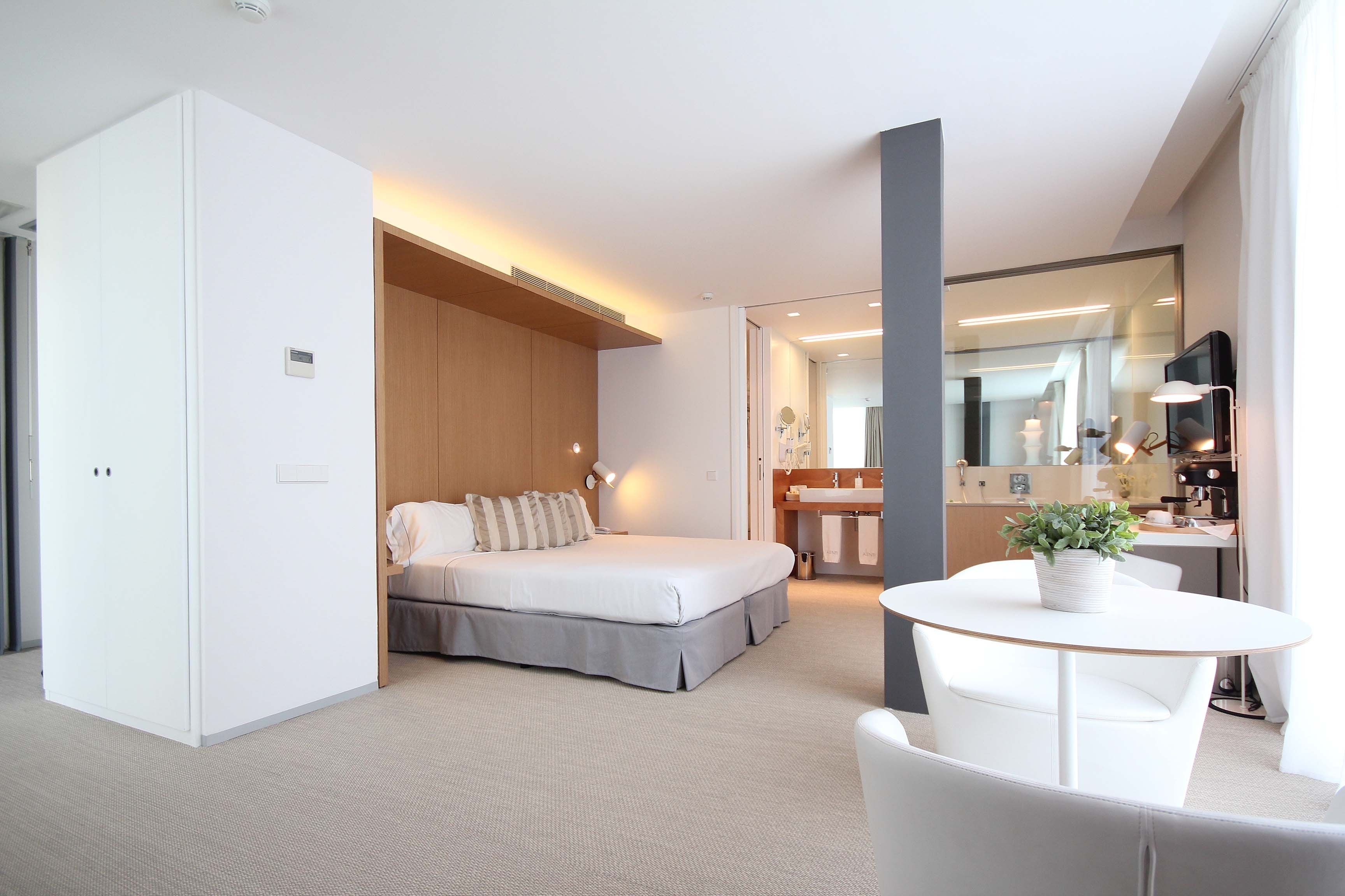 Alenti Sitges Hotel & Restaurant, Sitges: Reviews & Hotel Deals | Book ...