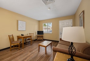 Suite, 1 quarto | Sala de estar | Televisor, leitor de DVD 