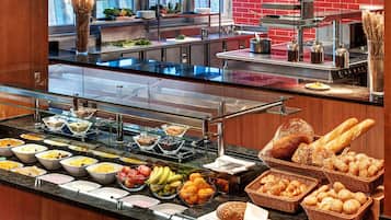 Café da manhã com buffet todos os dias (EUR 28 por pessoa)