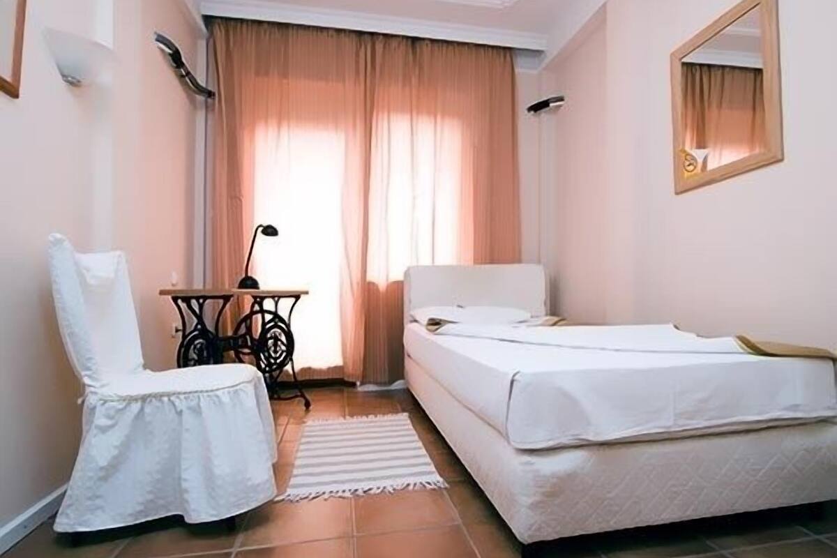 Quarto Individual | Roupa hipoalergénica, cofre no quarto, secretária, Wi-fi grátis