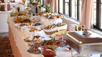 Café da manhã com buffet grátis todos os dias