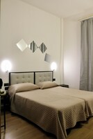 Frigobar, cofres nos quartos, escrivaninha, cortinas blackout