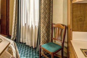 Frigobar, cofres nos quartos, escrivaninha, cortinas blackout