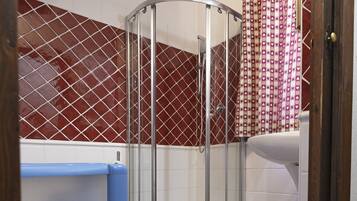 Um polibã, um secador de cabelo, um bidé, toalhas fornecidas