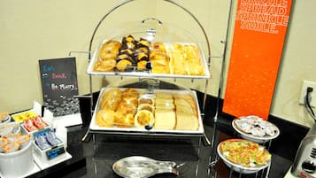 Café da manhã com buffet grátis todos os dias