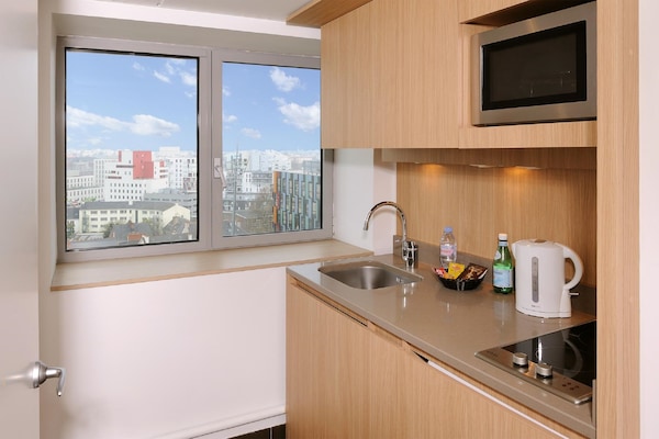 Um frigorífico, um micro-ondas, uma placa de cozinha