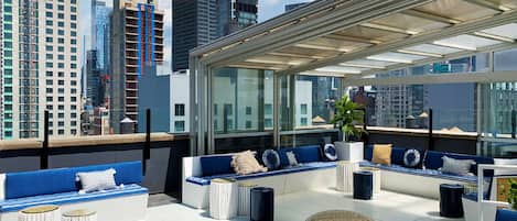 2 bares/lounges, bar na cobertura