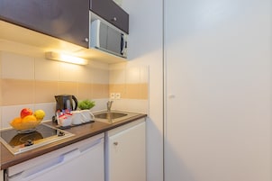 Estúdio, 2 camas individuais | Cozinha privada | Um frigorífico, um micro-ondas, uma placa de cozinha