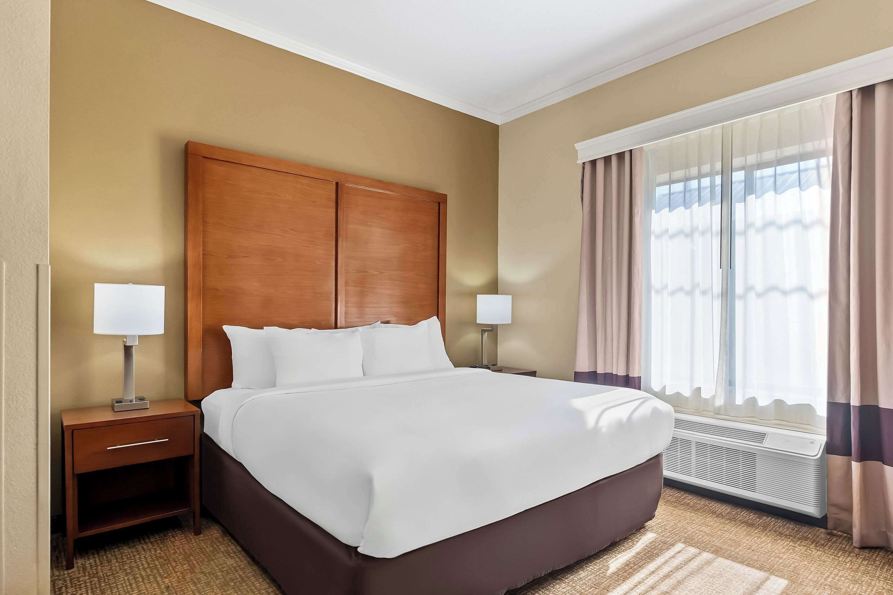 Secretária, cortinas/cortinados opacos, ferro/tábua de engomar 