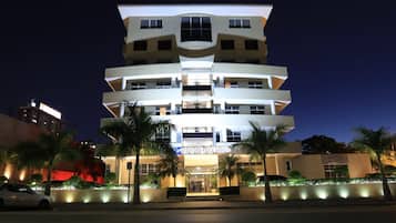 Fachada da propriedade à noite
