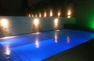 Piscina externa, espreguiçadeiras